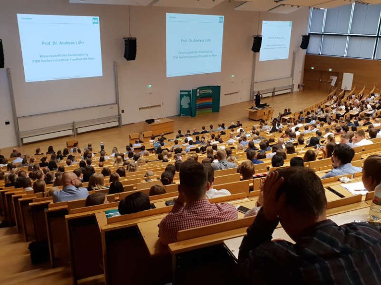 Frankfurt: FOM Hochschule begrüßt rund 1.000 neue Studierende ... Frankfurt: FOM Hochschule begrüßt rund 1.000 neue Studierende ...
